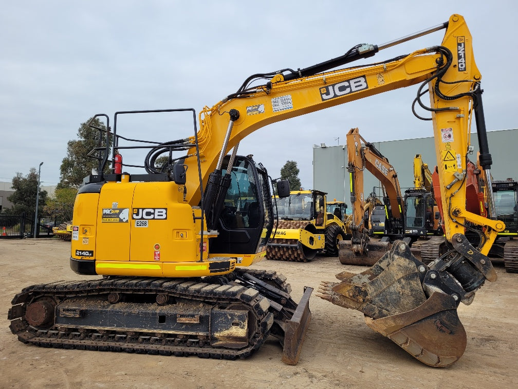 2018 JCB JZ140LC 15T EXCAVATOR WITH TILT HITCH, BUCKETS AND 1930 HRS ...