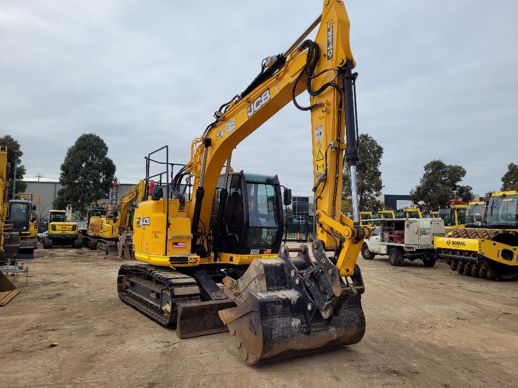 2018 JCB JZ140LC 15T EXCAVATOR WITH TILT HITCH, BUCKETS AND 1930 HRS ...