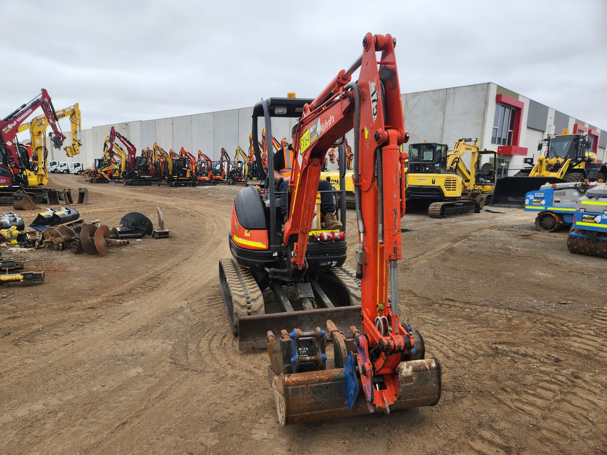 2022 KUBOTA U25 2.6T EXCAVATOR (EX164) WITH HITCH, BUCKETS, 903 HOURS ...
